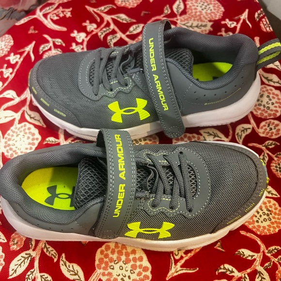 Under Armour | Shoes | Ua Boys Youth Size 5 Shoes Imperfect | Poshmark